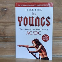 THE YOUNGS - THE BROTHERS WHO BUILT AC/DC by JESSE FINK, Buku & Alat ...