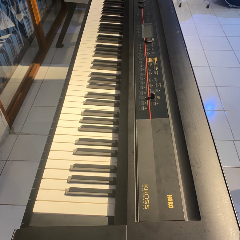 Korg Kross Keyboard 88 keys, Hobbies & Toys, Music & Media, Musical ...