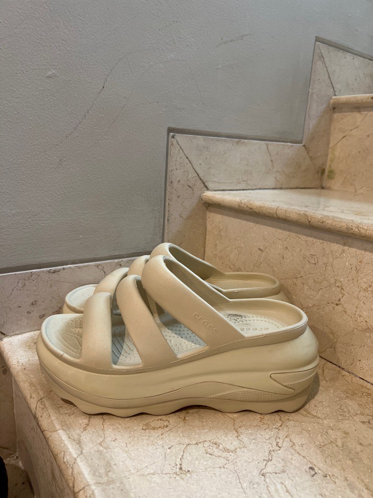 crocs beige, Fesyen Wanita, Sepatu di Carousell