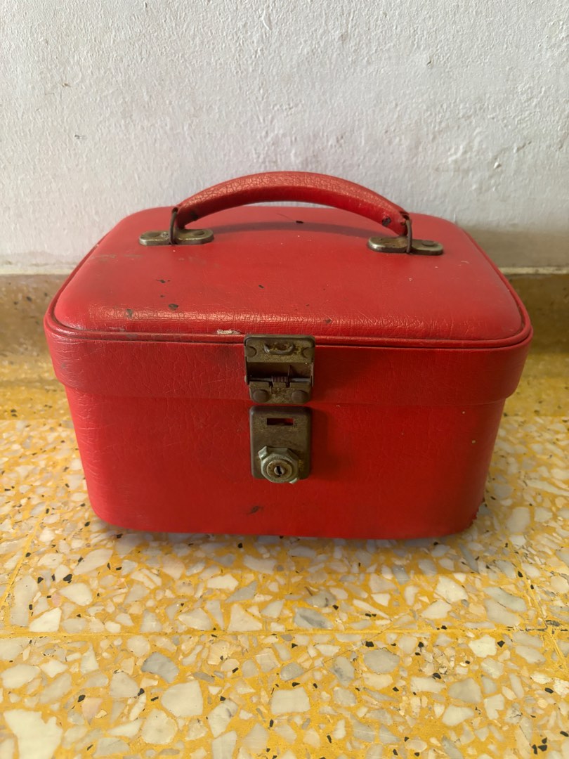 Vintage 1960s Red Train Case / Vanity Case, Hobbies & Toys ...
