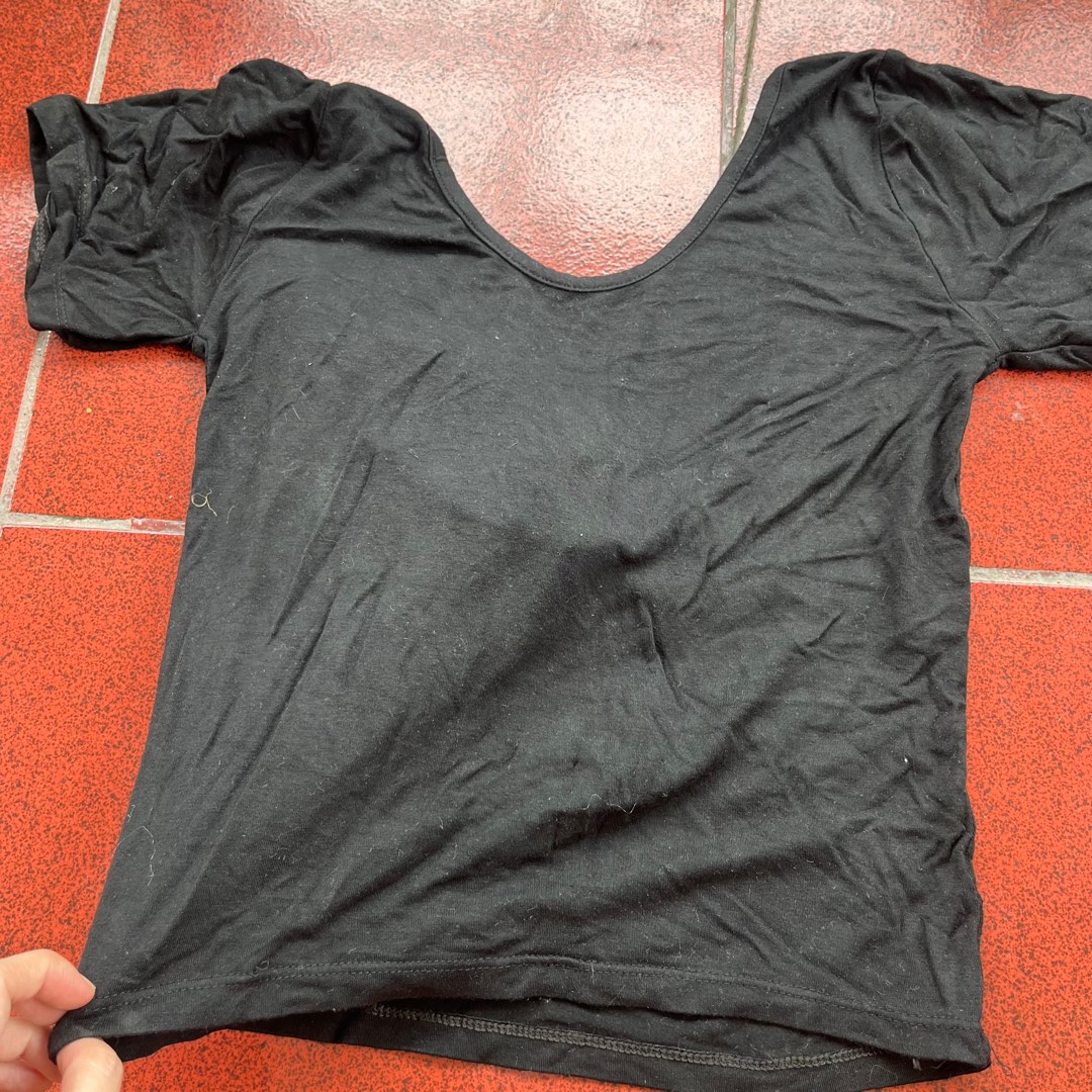 Kaos polos crop top hitam backless, Fesyen Wanita, Pakaian Wanita ...