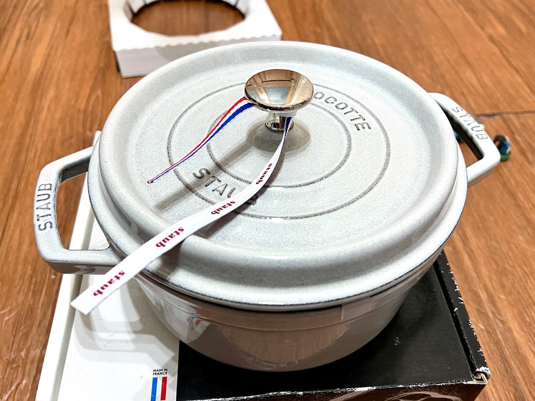 Staub 鑄鐵鍋 松露白 22cm/2.6L, 家庭電器, 廚房電器, 鍋具 - Carousell