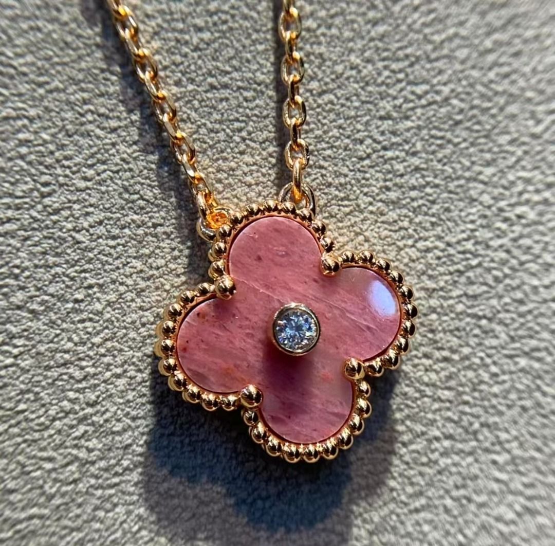 Van Cleef & Arpels high-quality V gold material vca rose stone four ...