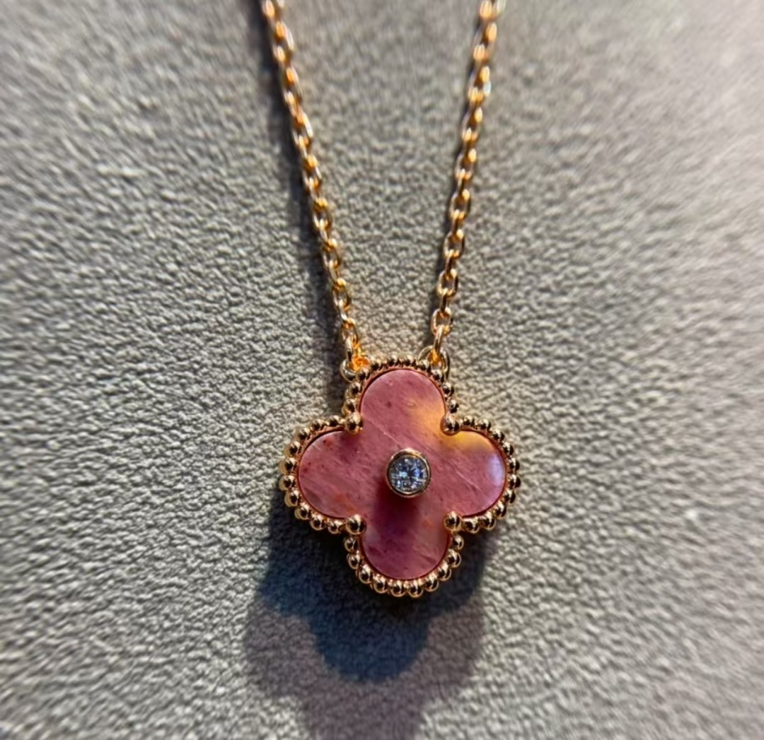 Van Cleef & Arpels high-quality V gold material vca rose stone four ...