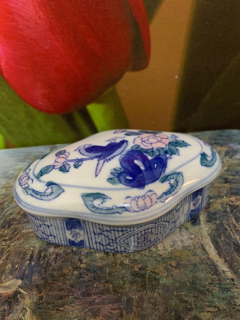 VINTAGE CHINESE PORCELAIN BOX - TWO-TONE - HAND DECORATED - BIRDS AND ...