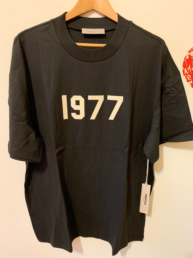 限量/Fear of God Essentials 1977 短T( L), 他的時尚, 上衣與西裝, T恤、Polo衫在旋轉拍賣