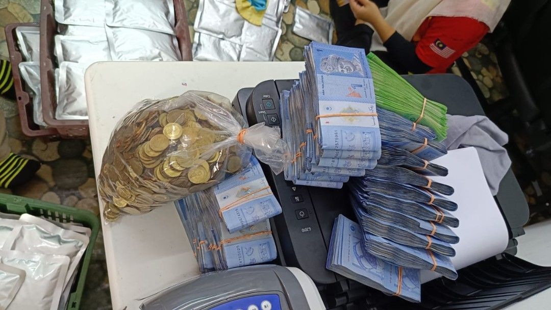 Tukar duit raya RM1 @ RM5 (duit recycle), Community on Carousell