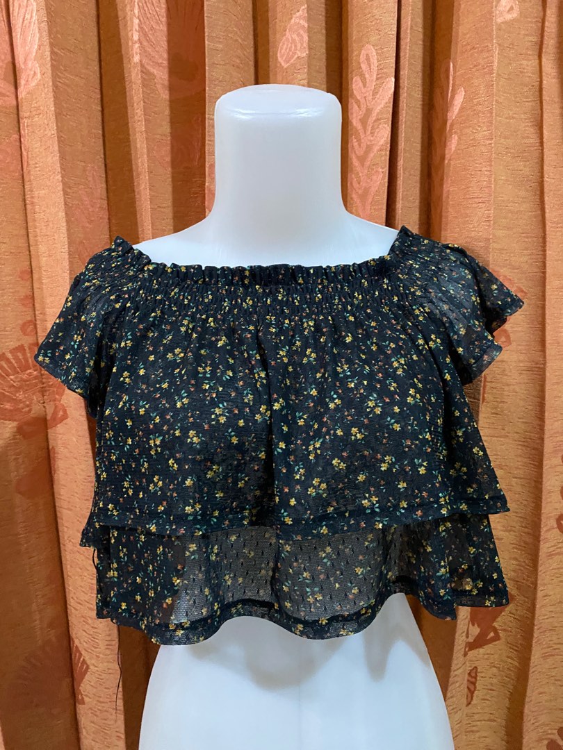 PULL&BEAR Sabrina Crop Top, Fesyen Wanita, Pakaian Wanita, Atasan di Carousell