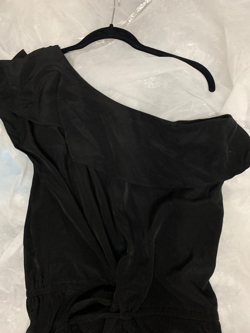 Zara black one shoulder toga jumpsuit, 女裝, 連身裙 & 套裝, 連身褲 - Carousell