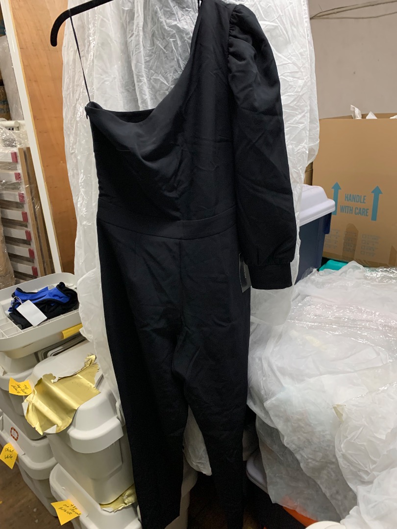 Zara black one shoulder toga jumpsuit made in morocco, 女裝, 連身裙 & 套裝, 連身褲 - Carousell