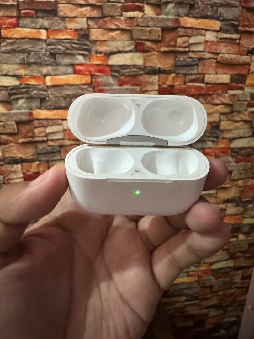 AirPods Pro Gen 1 charging case, Audio, Earphones on Carousell