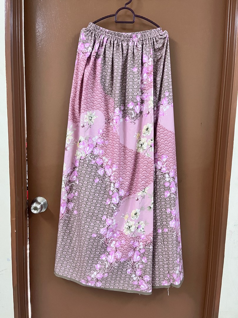 Kain batik berpantang lipat tepi, Women's Fashion, Bottoms, Skirts on ...