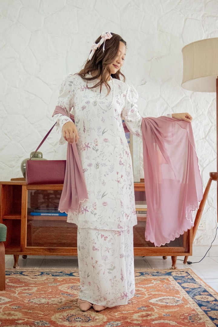 Saoi Kurung Panjang Mariam in White with Embroidered selendang (Size M), Women's Fashion ...