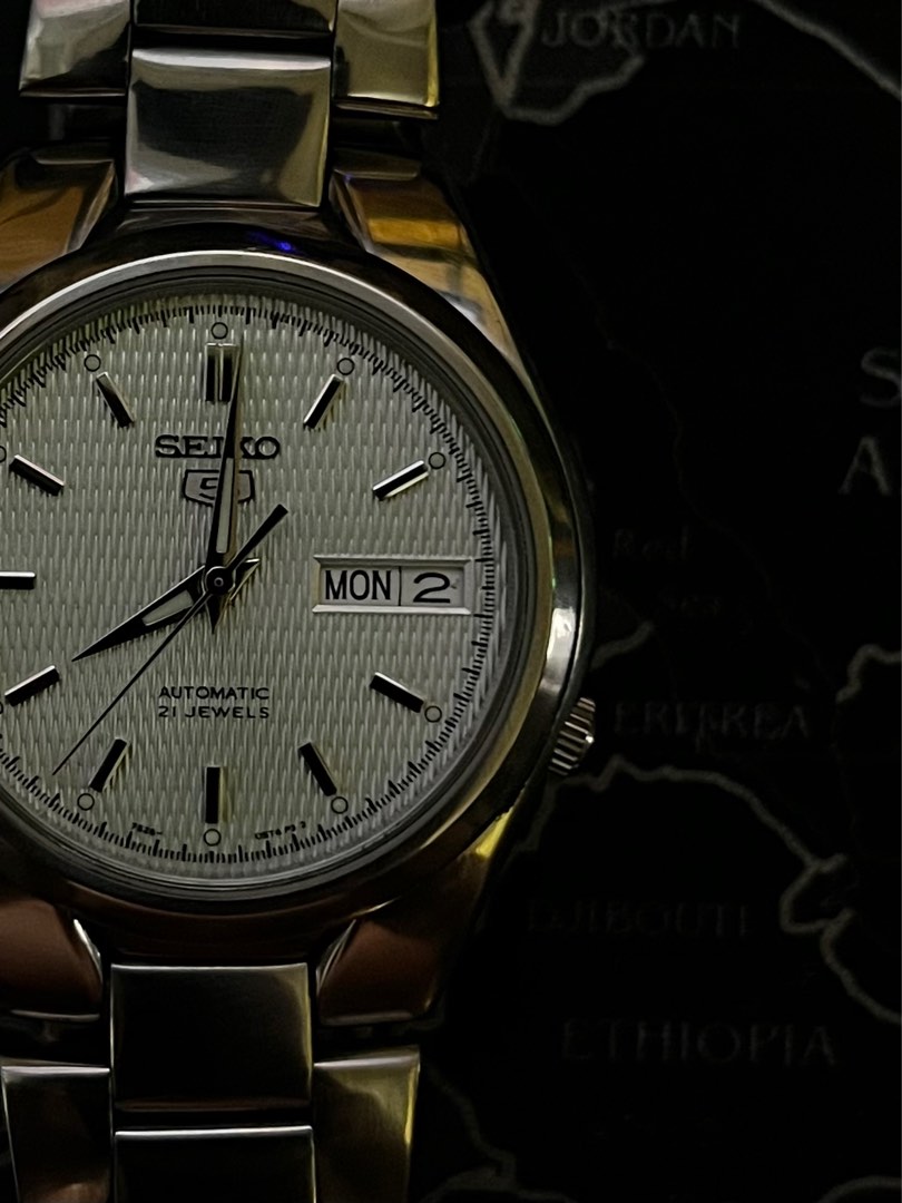 Seiko 5 Textured White Dial (SNK601K1), Men's Fashion, Watches ...