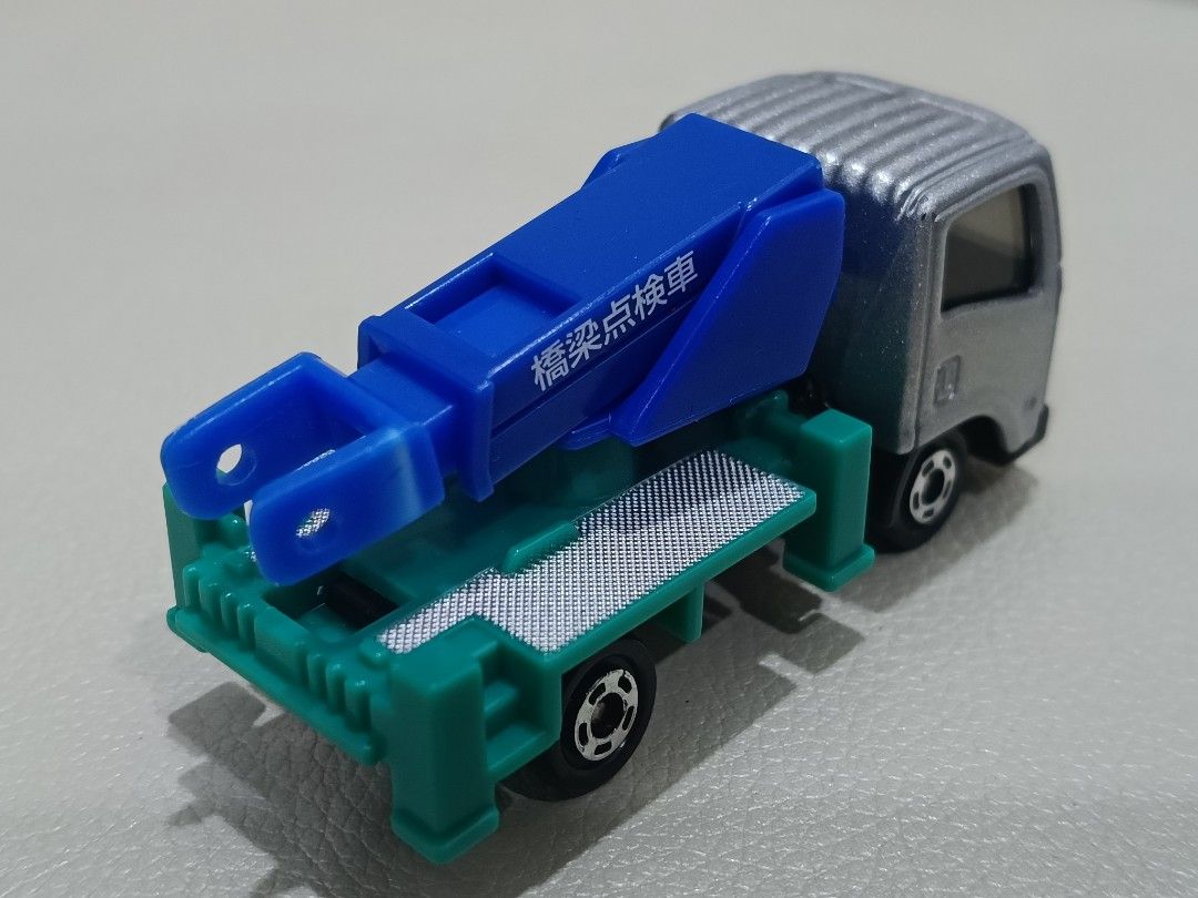Tomica Isuzu Elf Crane 2007, Hobbies & Toys, Toys & Games on Carousell
