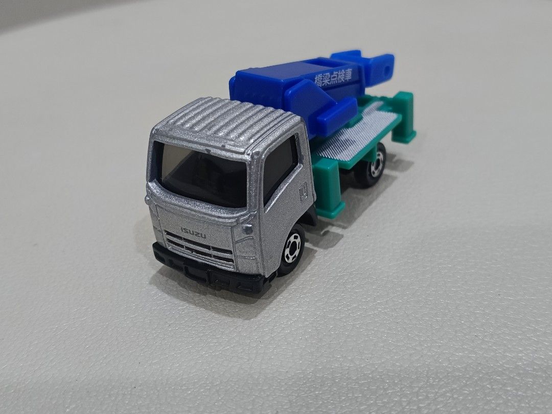 Tomica Isuzu Elf Crane 2007, Hobbies & Toys, Toys & Games on Carousell