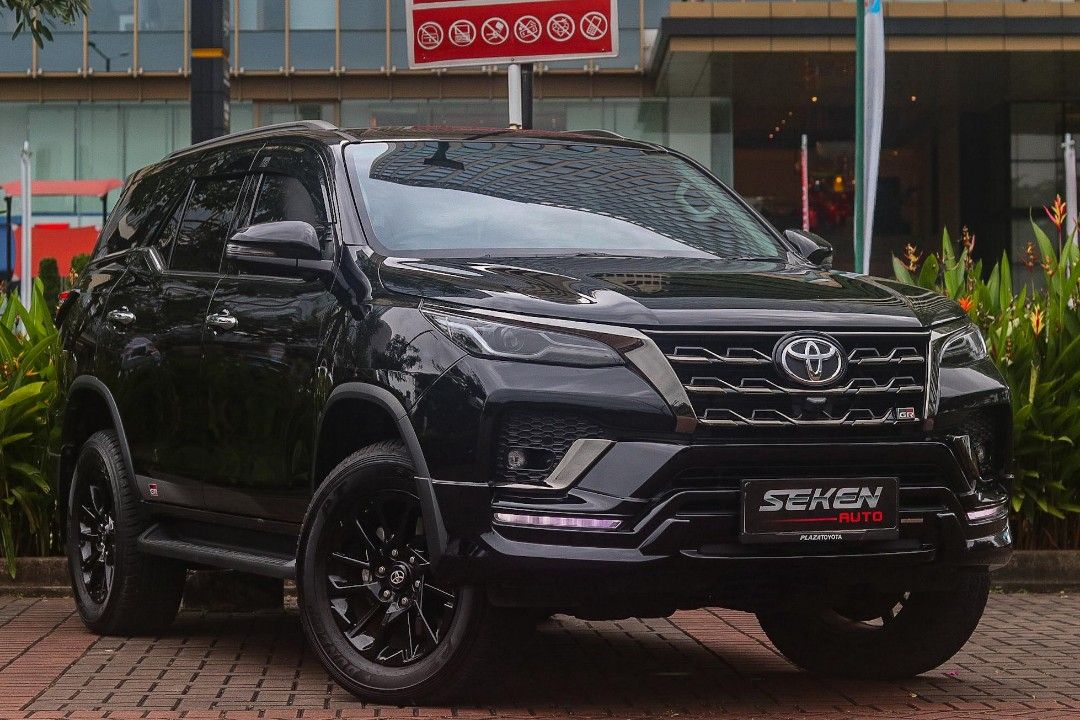 Toyota Fortuner 2.8 GR Sport Diesel Solar AT Matic 2023 Hitam Metalik ...