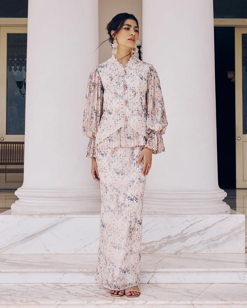 Innai Izanna Kurung Raya 2025, Women's Fashion, Muslimah Fashion, Baju ...