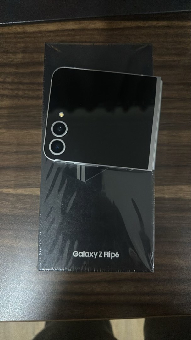 LIKE NEW Samsung Z Flip 6 256GB / 12GB in Silver Shadow, Elektronik ...