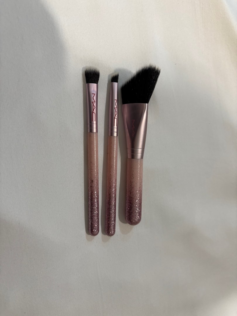 Mac mini brush, Beauty & Personal Care, Face, Makeup on Carousell