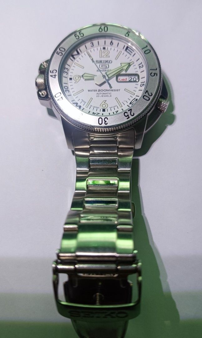 Seiko 5 Sport 'Atlas' Map Meter 'Landshark' White SKZ207 Automatic ...