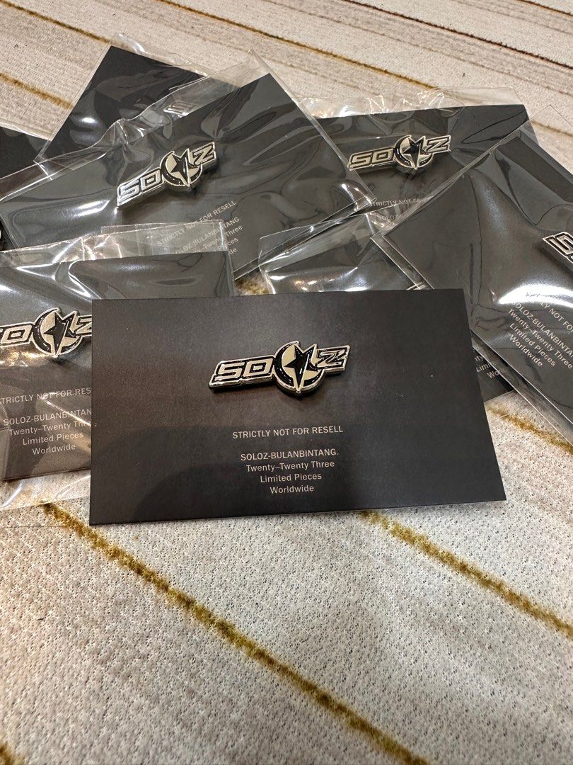 SOLOZ BULAN BINTANG PIN, Luxury, Accessories on Carousell