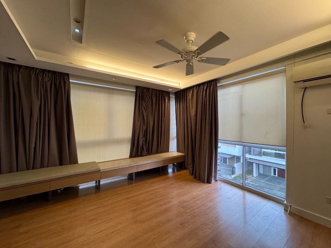 3 Storey Townhouse with in High ceiling living room and Prime corner ...