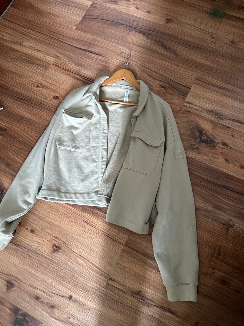 alo yoga Renown Crop Button-up Shirt In California Sand, Fesyen Wanita ...