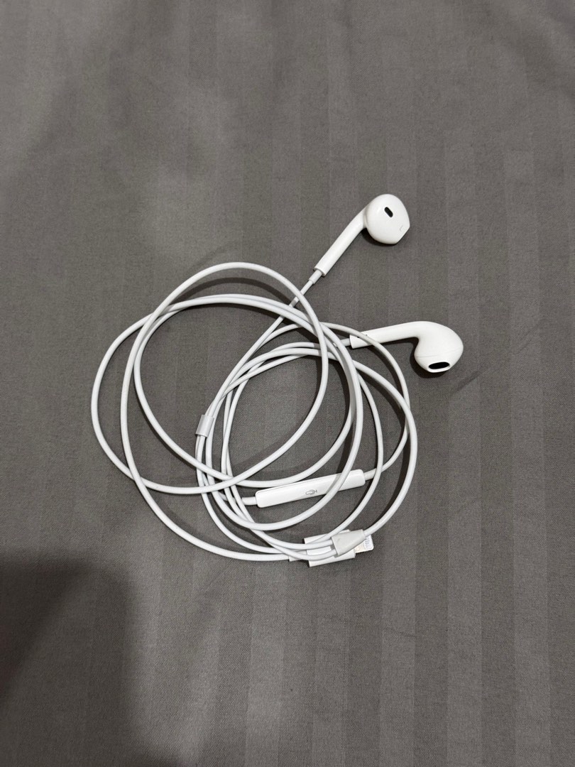 Apple lightning Earphone, Audio, Earphones on Carousell