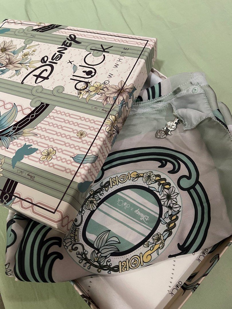 Disney x dUCk - Snow White shawl in Woodland Friends, Women's Fashion ...