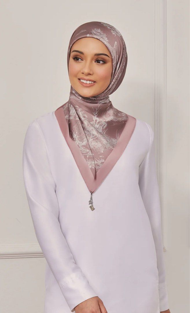 Duckscarve ( Square)- Merdeka Duck ( Square in Neslo), Women's Fashion, Muslimah Fashion, Hijabs ...