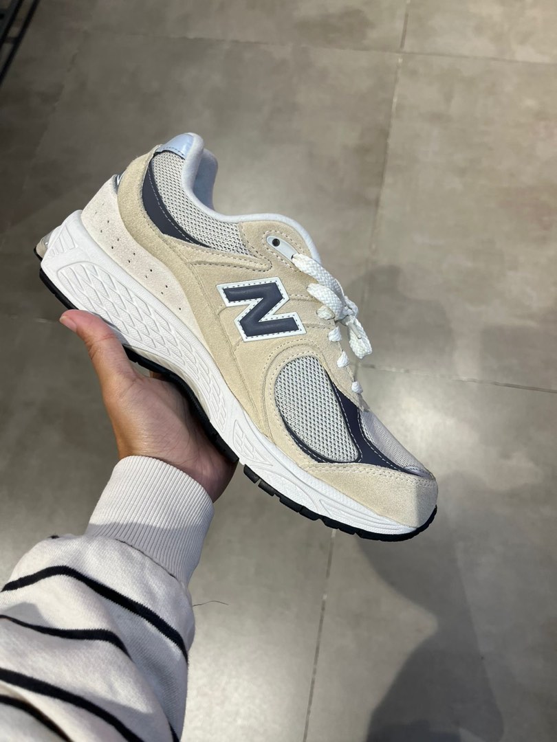 NEW BALANCE NB 2002R, Fesyen Pria, Sepatu , Sneakers di Carousell