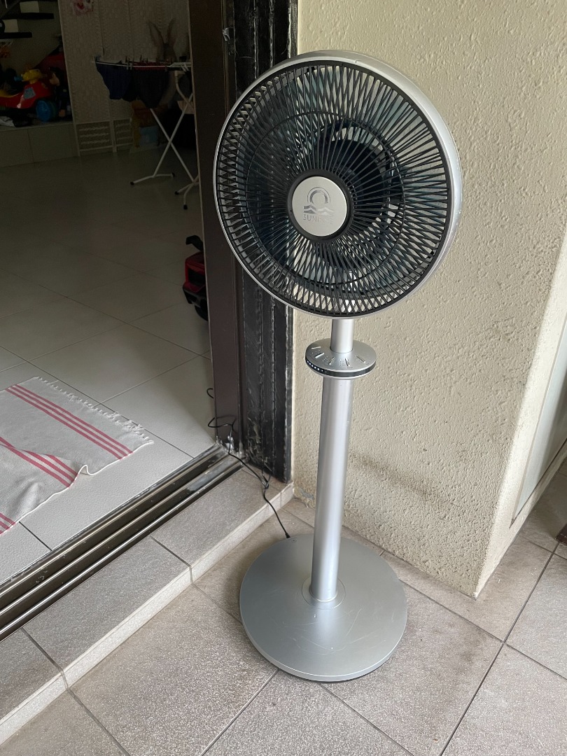 Sunrise 360 degrees wind fan. All three speed working. Can swivel 360 ...