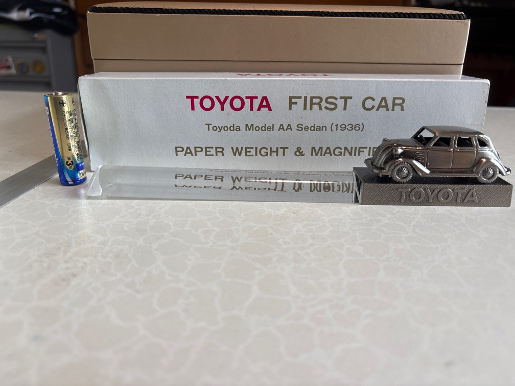 TOYOTA First Car 紙鎮 放大鏡, 傢俬＆家居, 家居裝飾, 家居裝飾 - 其他 - Carousell