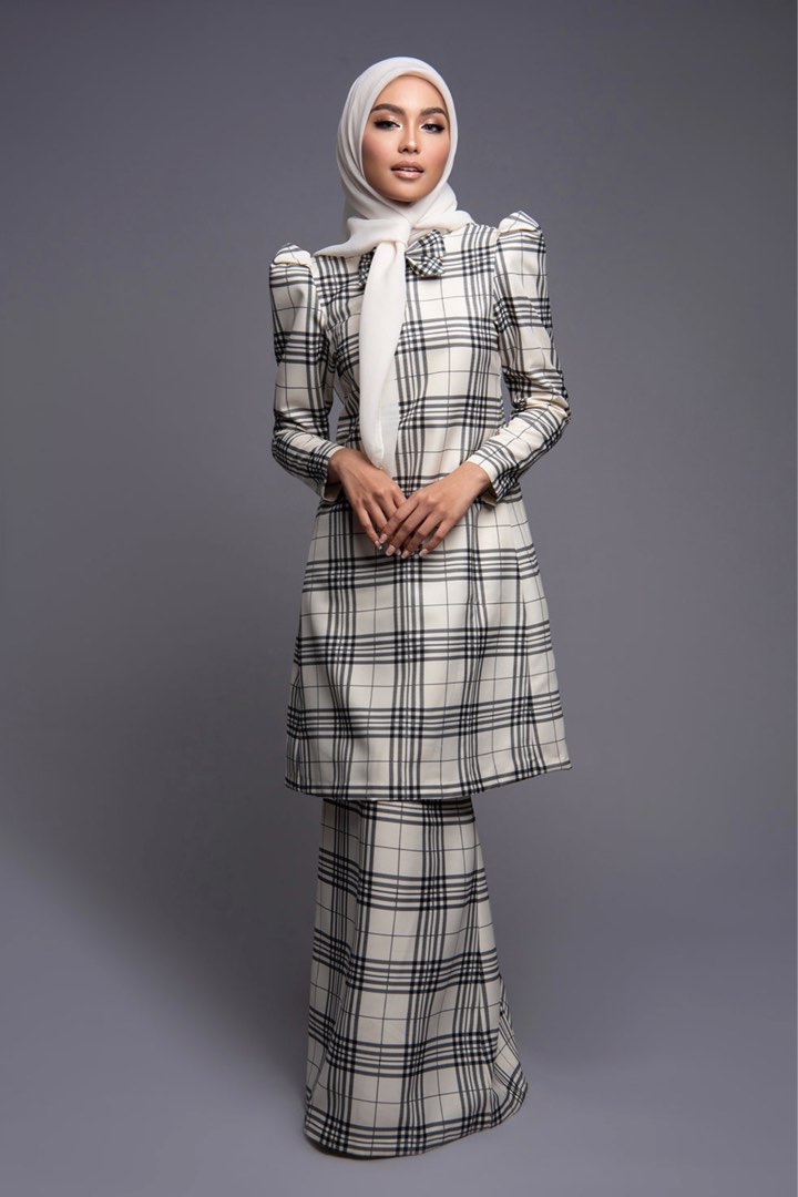 [XL] Rizman Ruzaini Rose Kurung in Cream, Women's Fashion, Muslimah ...