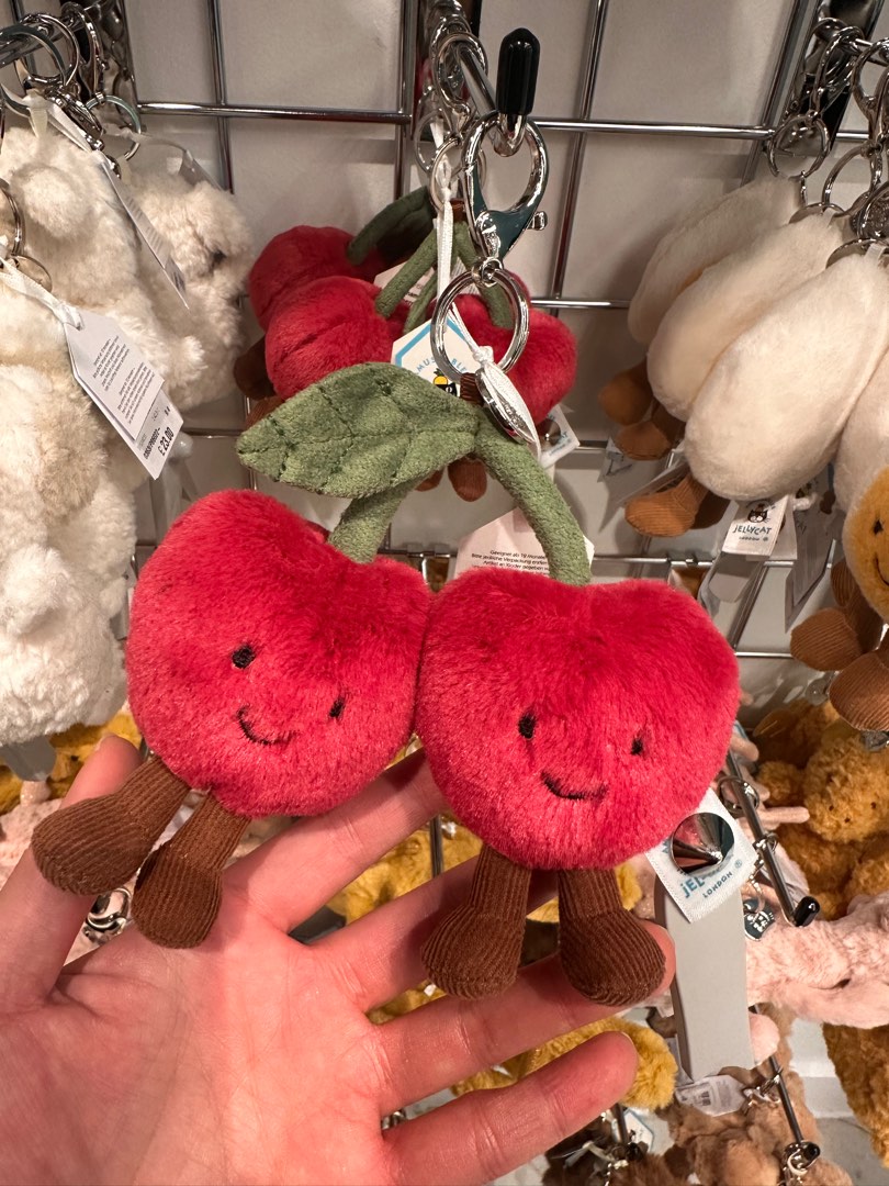 JellyCat Cherries Bag Charm 車里子鎖匙扣, 興趣及遊戲, 玩具 & 遊戲類 - Carousell