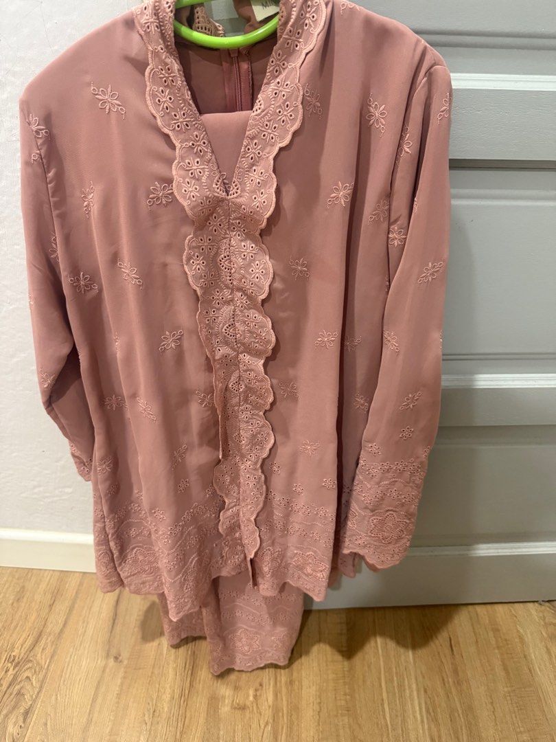 Minimalace mawar in salmon, Women's Fashion, Muslimah Fashion, Baju ...