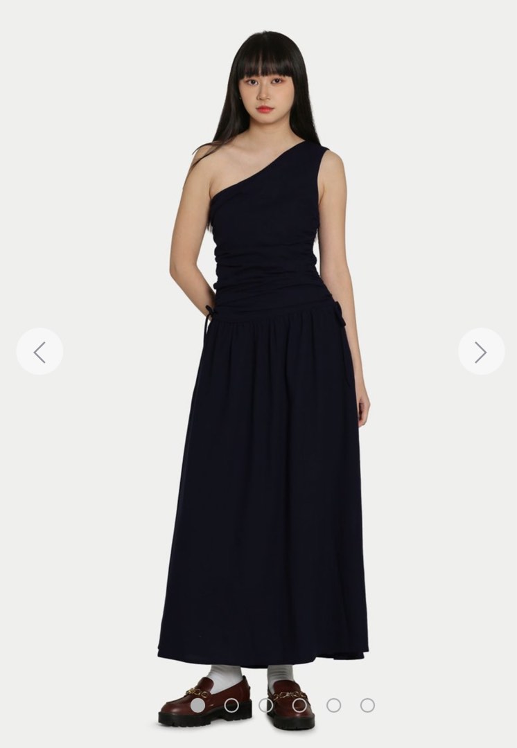 LYAN RUCHED TOGA MAXI DRESS IN NAVY, Women's Fashion, Dresses & Sets, Dresses on Carousell