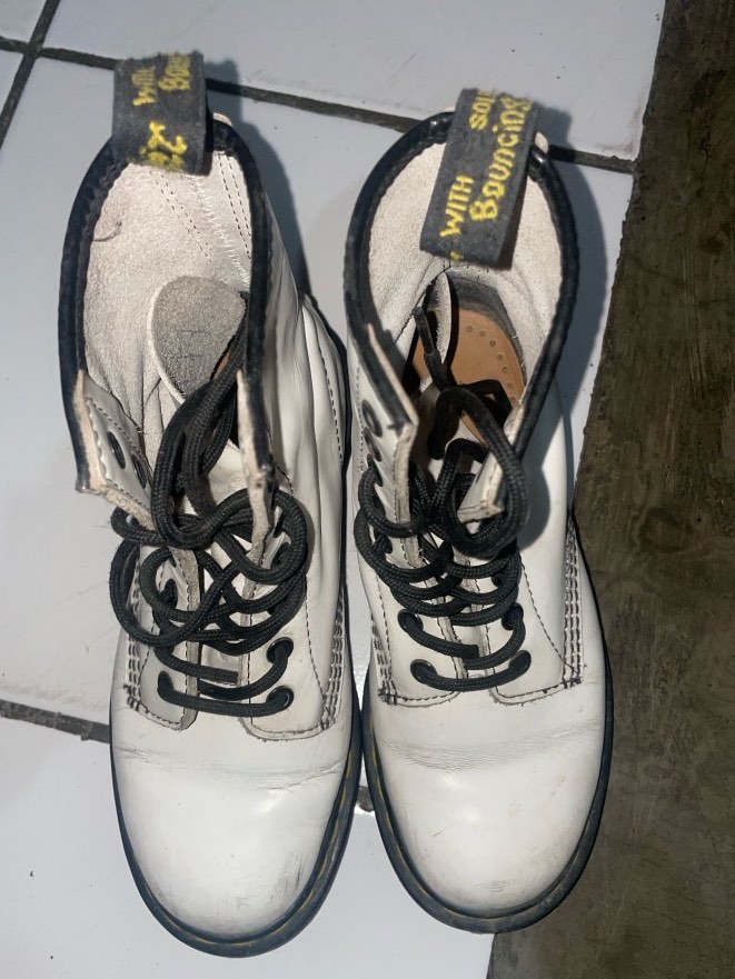 SEPATU DOCTOR MARTEEN / DOCMART / DM 8 HOLE, Fesyen Wanita, Sepatu di ...