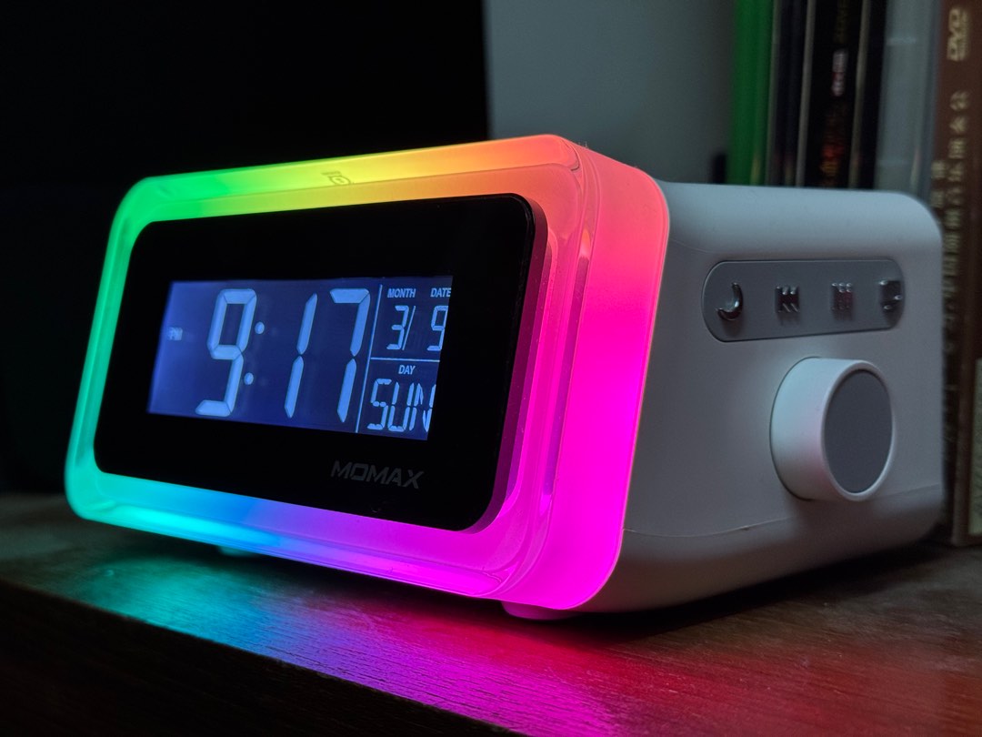 Momax Q. Clock 2 幻彩鬧鐘無線充電座連藍牙喇叭, 傢俬＆家居, 家居裝飾, 時鐘 - Carousell