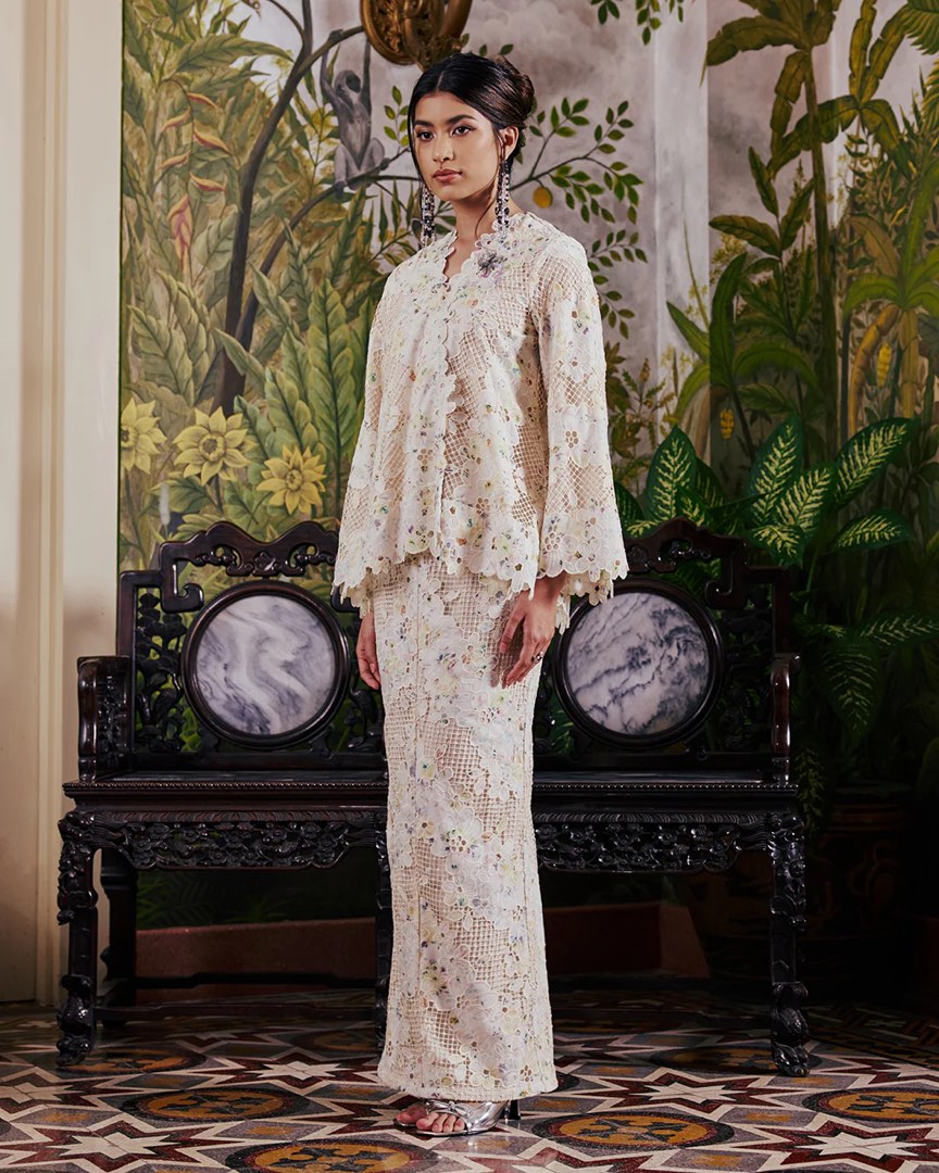 RENT- INNAI RED 2025 SHIKIN, Women's Fashion, Muslimah Fashion, Baju ...