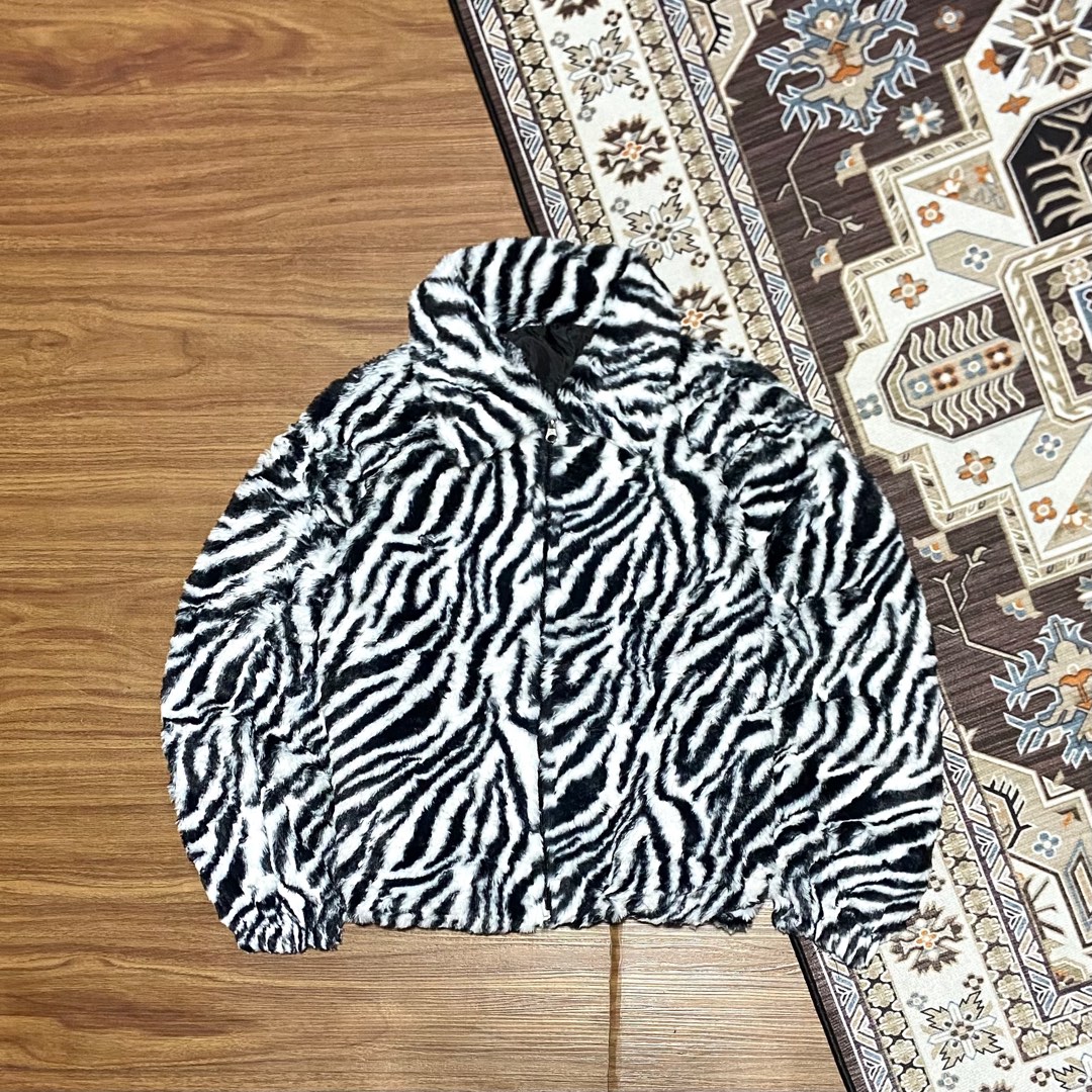 Sherpa Jacket Boxy Wego, Fesyen Pria, Pakaian , Atasan di Carousell