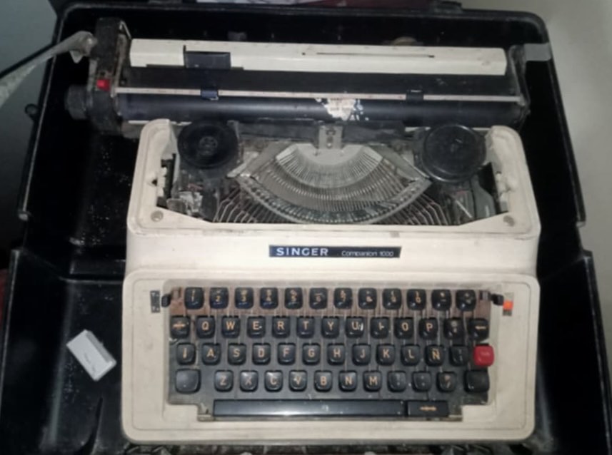 Singer Portable Typewriter, Hobbies & Toys, Memorabilia & Collectibles ...