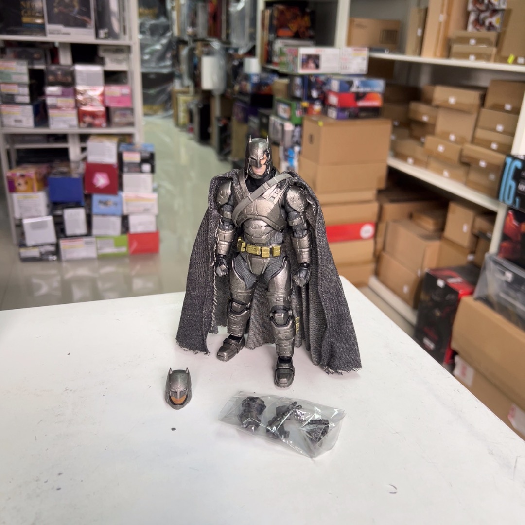 [放得高搵鬍鬚] 不二不議 Mafex 023 Armored Batman (BVS), 興趣及遊戲, 玩具 & 遊戲類 - Carousell
