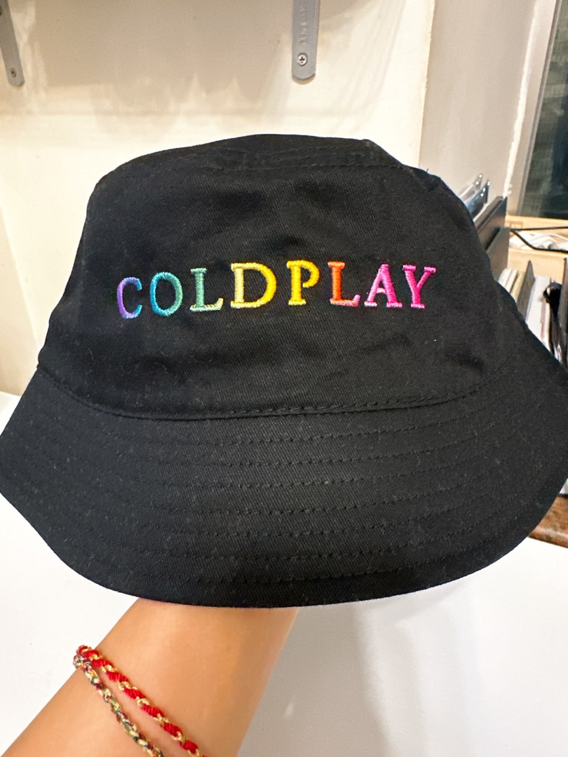 Coldplay演唱會官方周邊Logo hat 帽, 興趣及遊戲, 收藏品及紀念品, 明星周邊 - Carousell