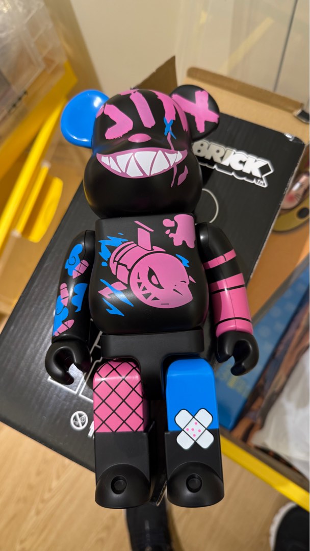 Jinx Bearbrick (fake), 興趣及遊戲, 收藏品及紀念品, 古董收藏 - Carousell