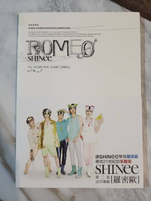 shinee romeo album, Musik & Media, CD, DVD & Lainnya di Carousell
