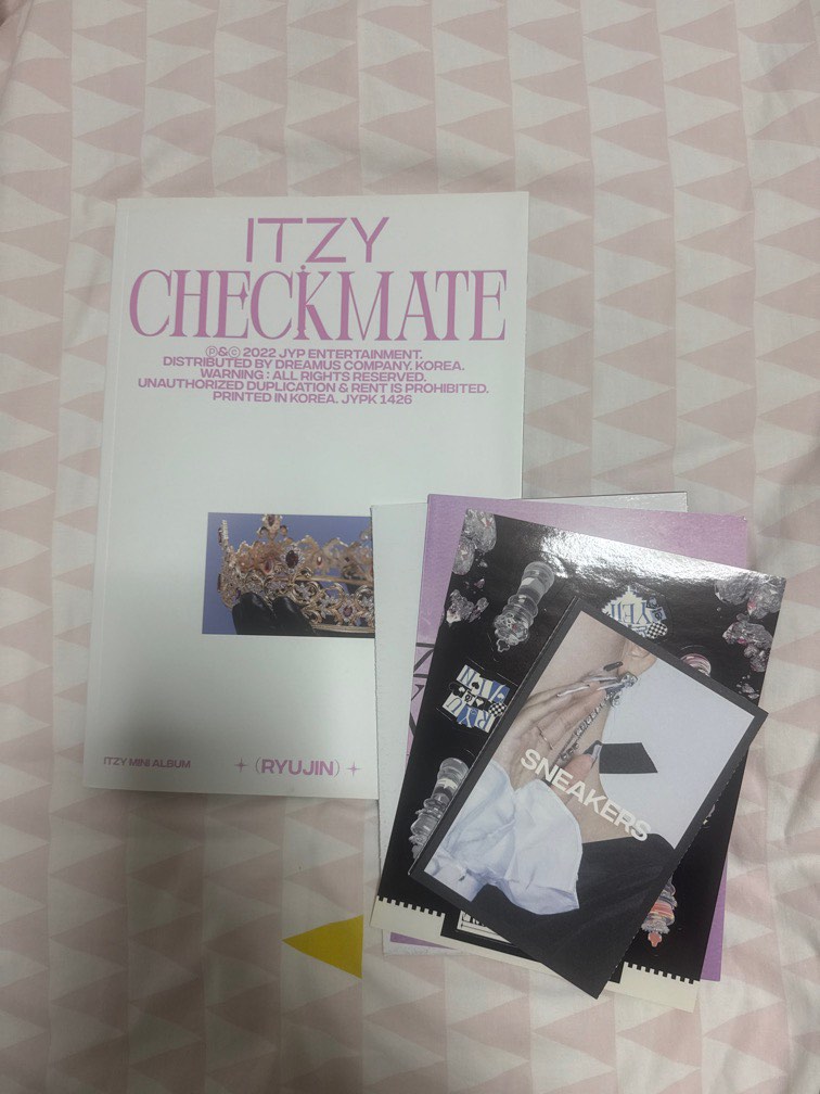 itzy checkmate ryujin, Hobbies & Toys, Books & Magazines, Comics ...
