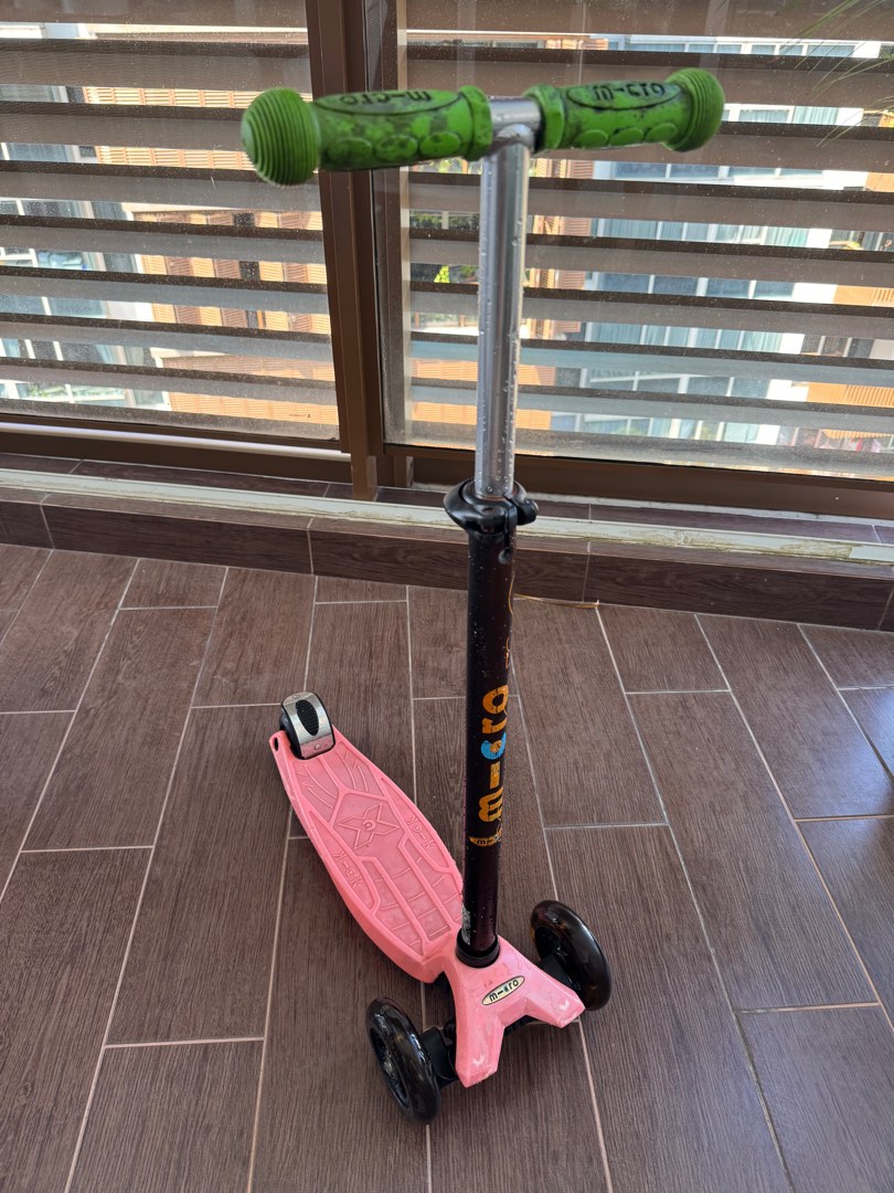 Micro Scooter Maxi Deluxe LED wheels, Sports Equipment, Sports & Games ...