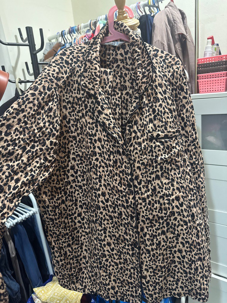 Primark Pyjamas leopard set, Women's Fashion, Muslimah Fashion, Tops on ...